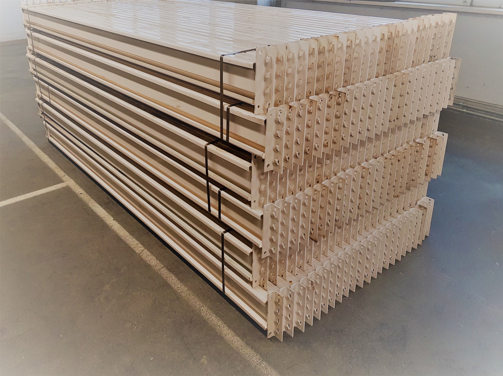 Rafturi Second-Hand pt Magazin si Depozit Stelaje marfa paletizată ...